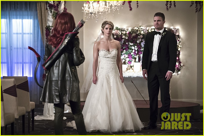 Oliver & Felicity Pretend to Get Married on Tonight's 'Arrow' | Photo ...