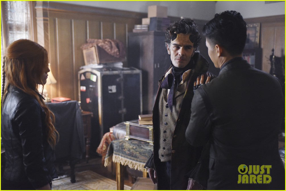 Magnus Shows Up to Alec's Wedding on Tonight's 'Shadowhunters'! | Photo ...