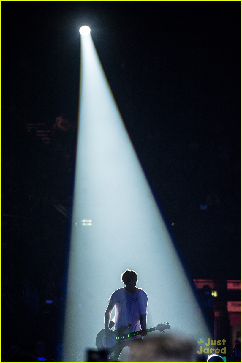 Connor Ball Uses Hoverboard During The Vamps Tour Opener After Knee ...