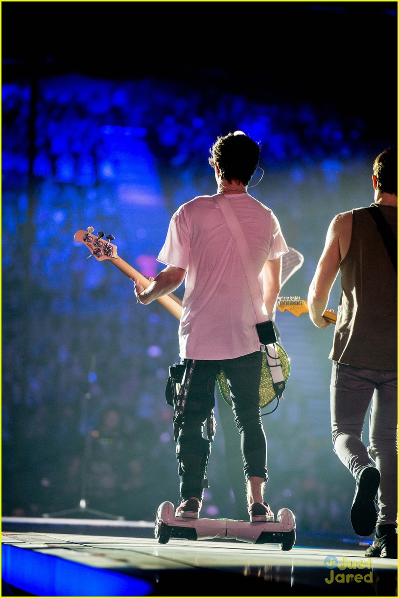 Connor Ball Uses Hoverboard During The Vamps Tour Opener After Knee ...