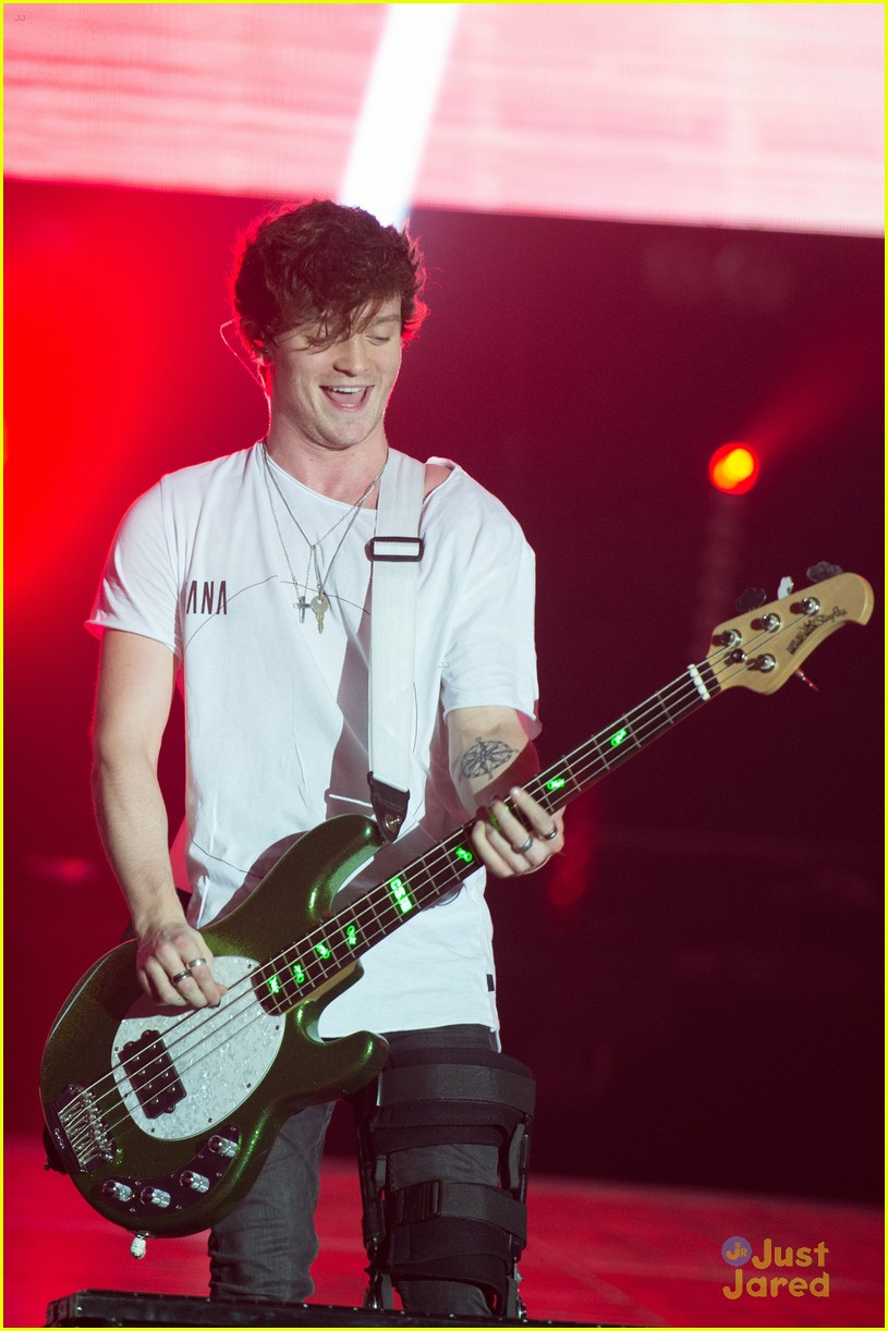 Connor Ball Uses Hoverboard During The Vamps Tour Opener After Knee ...