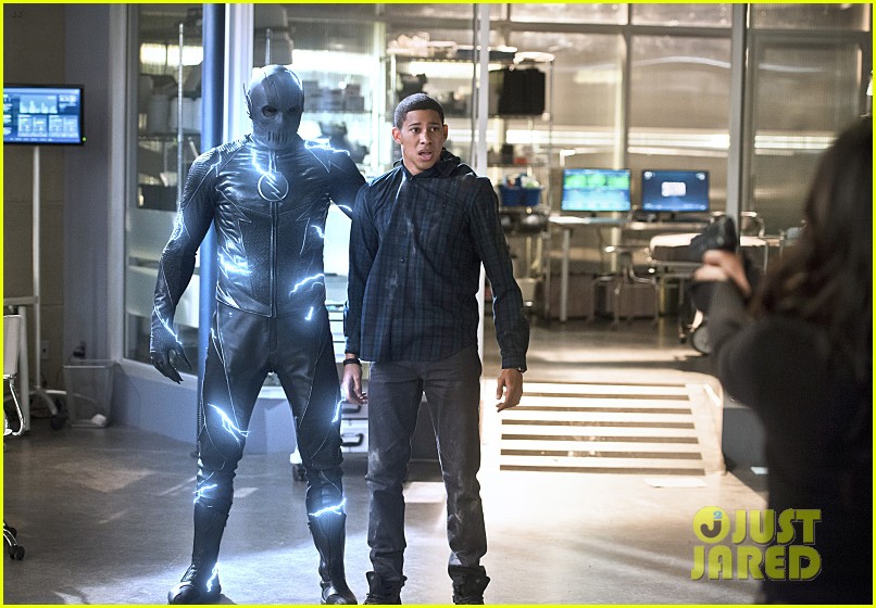 Barry Takes on Zoom on Tonight's 'The Flash' | Photo 958641 - Photo ...