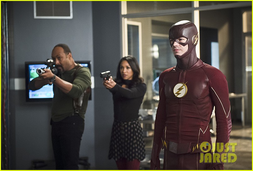 Barry Takes on Zoom on Tonight's 'The Flash' | Photo 958642 - Photo ...