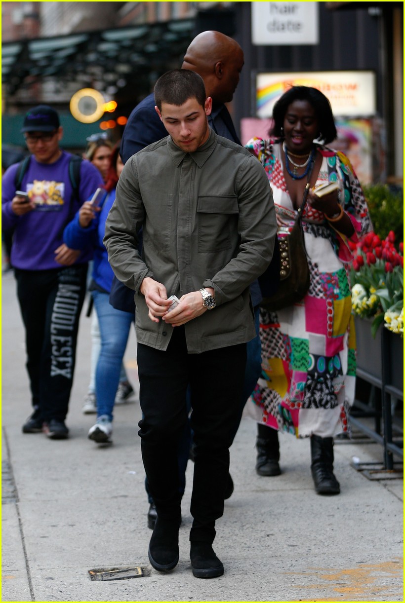 Nick Jonas Stars in Apple Watch Ad Featuring Brother Joe - Watch Now ...