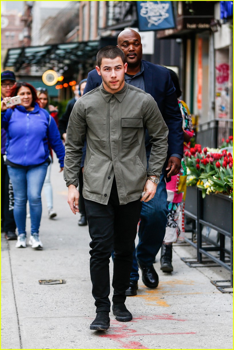 Nick Jonas Stars in Apple Watch Ad Featuring Brother Joe - Watch Now ...