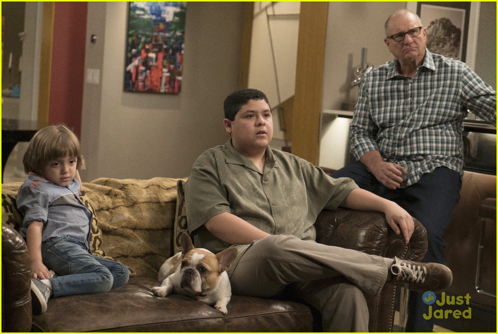 Manny & Joe Grab Some Couch Time on 'Modern Family' Tonight | Photo ...