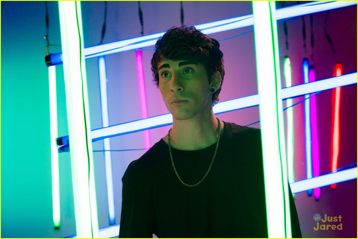 Nick de la Hoyde Teases New Video 'Never Gonna Beg For It' (Exclusive ...