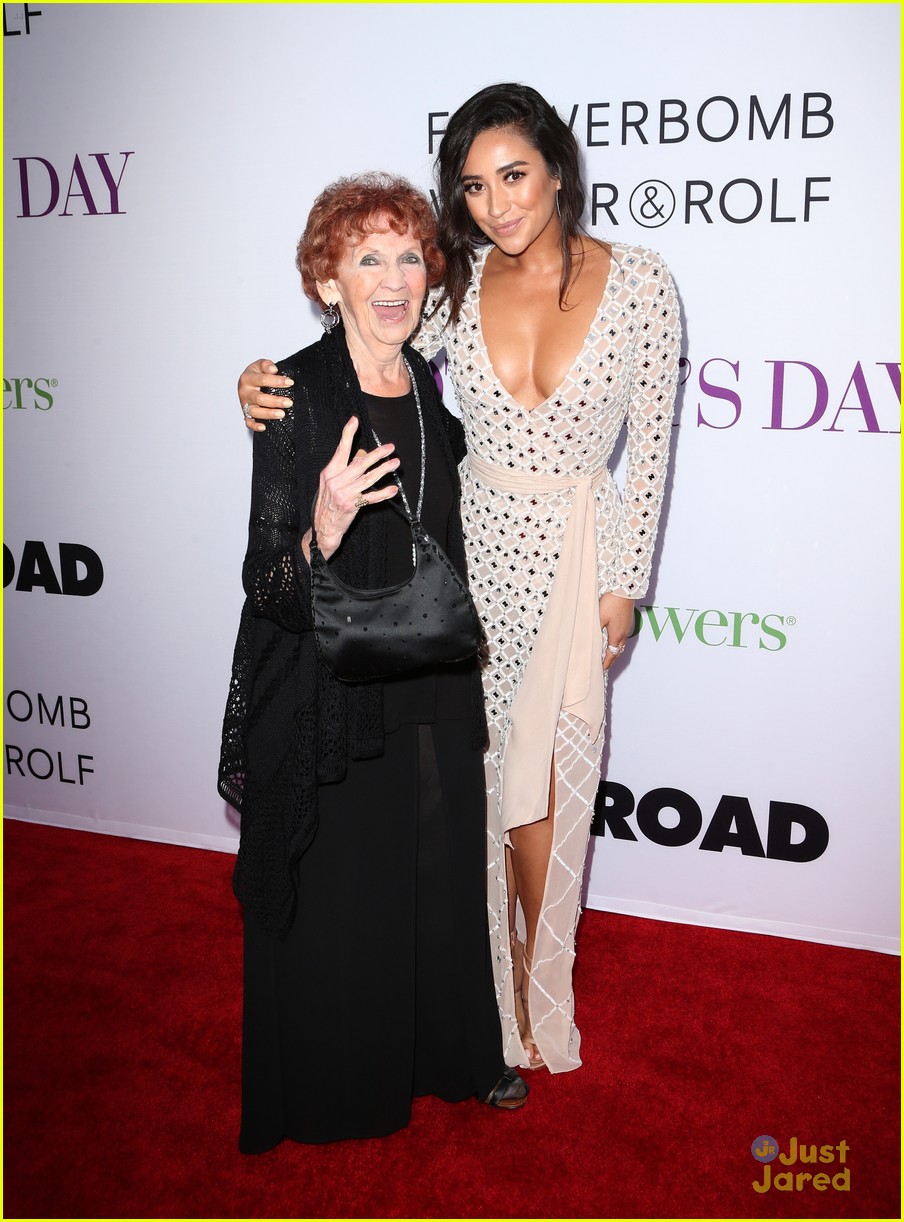 Shay Mitchell Brings Grandmother To 'Mother's Day' Premiere | Photo ...