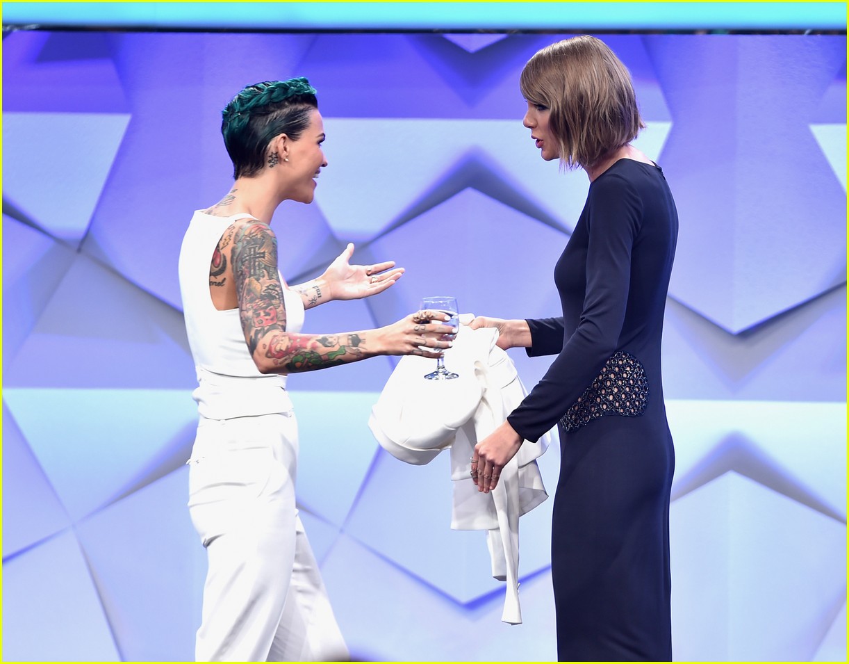 Taylor Swift Honors Ruby Rose at GLAAD Media Awards 2016 | Photo 950746 ...