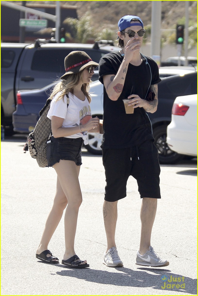 Ashley Tisdale Laughs Off 'Ridiculous' Wardrobe Malfunction | Photo ...