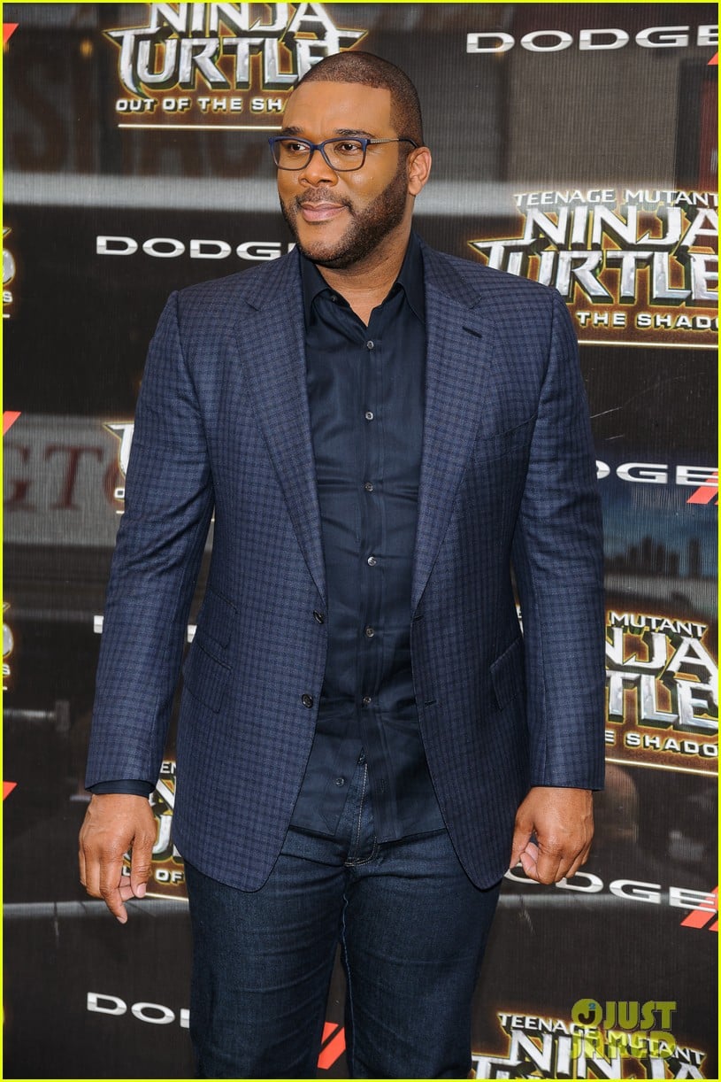 Stephen Amell Brings His Family to 'TMNT' Premiere! | Photo 975011 ...