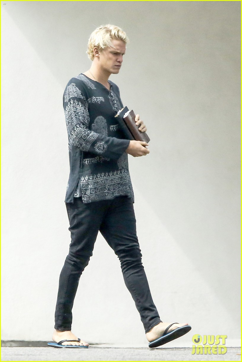 Cody Simpson Carries Books to Breakfast in Venice Beach | Photo 967567 ...