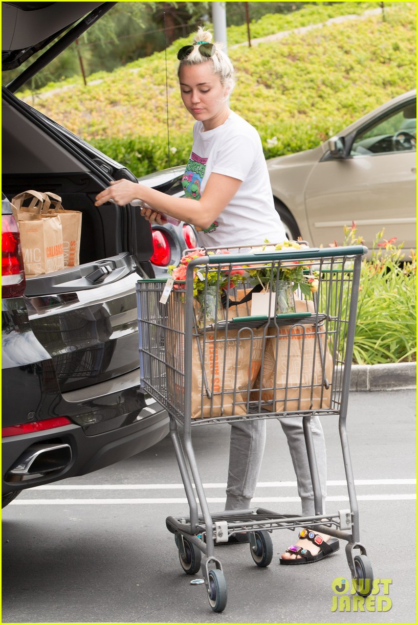 Miley Cyrus & Liam Hemsworth Are Happy Together | Photo 967699 - Photo ...