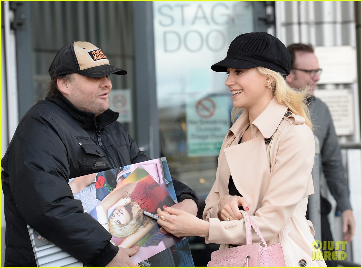Pixie Lott Meets a Fan Who Has Her Face Tattooed on Himself! | Photo ...