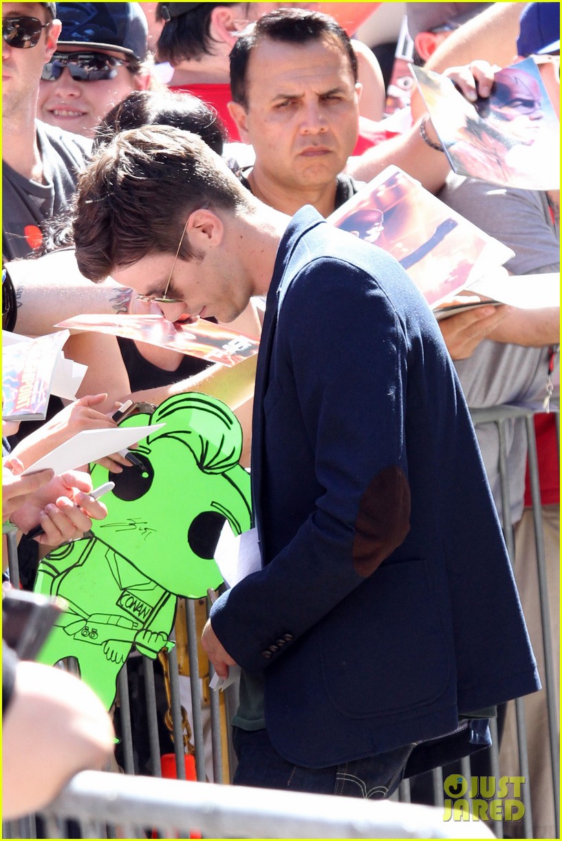 Grant Gustin, Melissa Benoist & Stephen Amell Arrive For Comic-Con ...