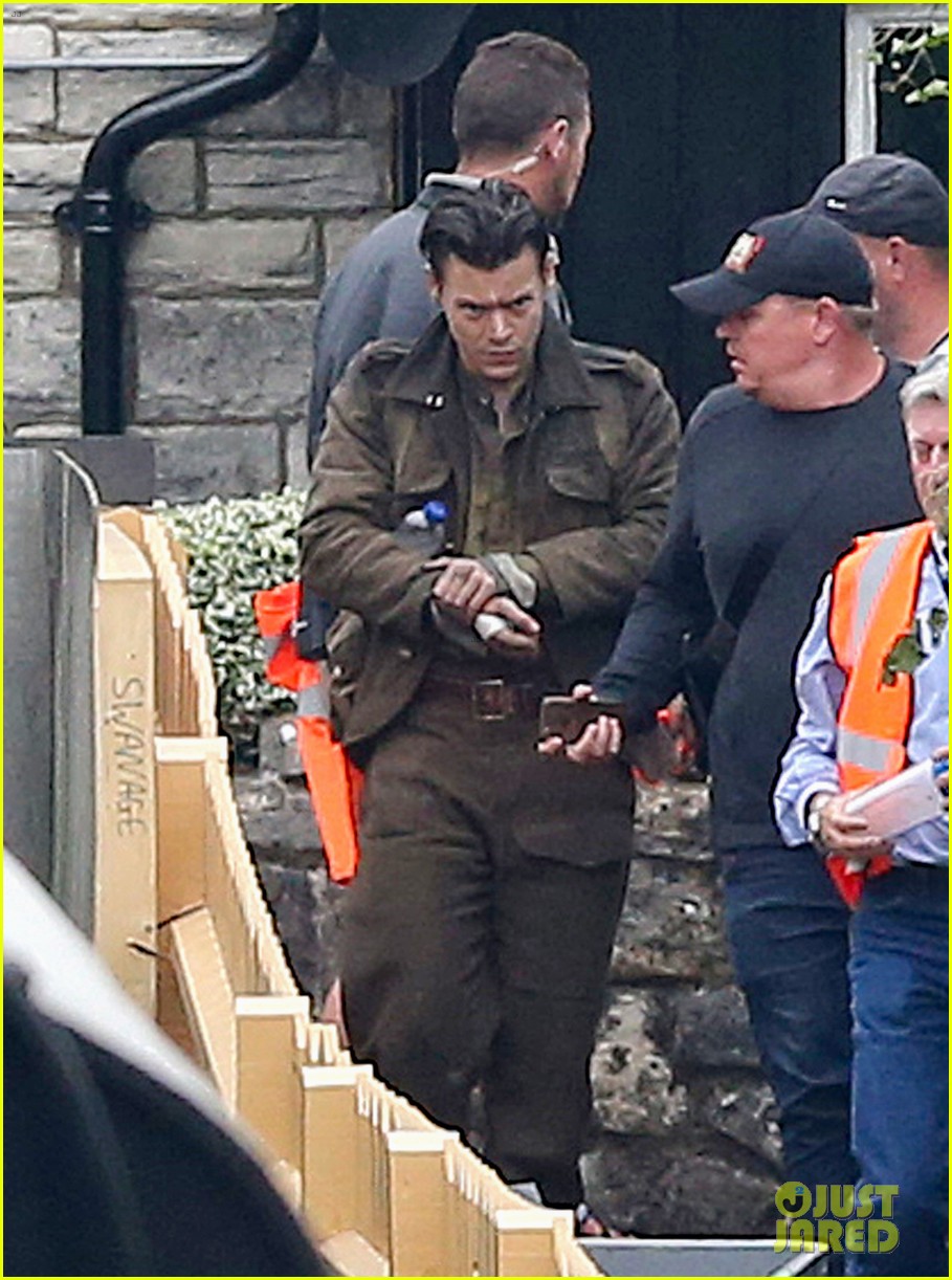 Harry Styles Continues Filming Train Scene for Acting Debut 'Dunkirk ...