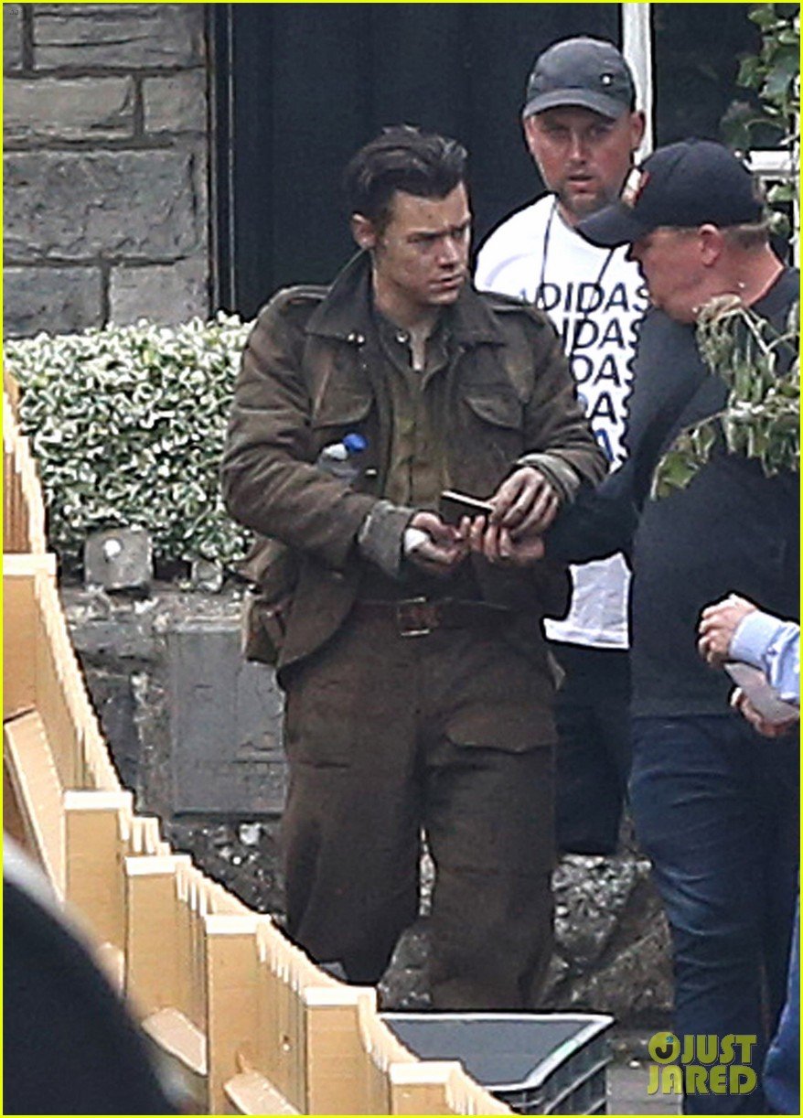 Harry Styles Continues Filming Train Scene for Acting Debut 'Dunkirk ...