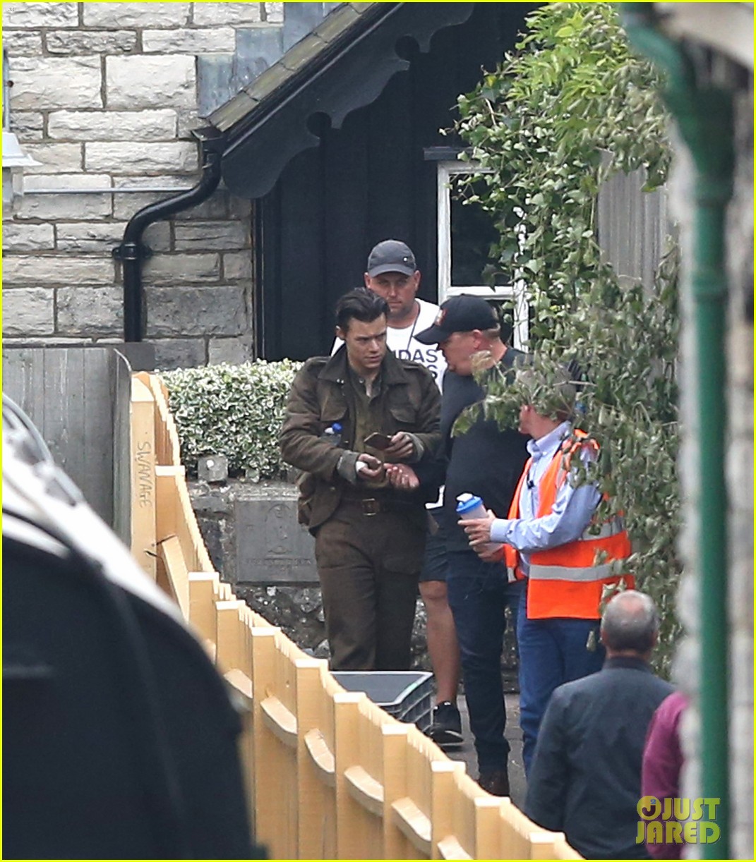 Harry Styles Continues Filming Train Scene for Acting Debut 'Dunkirk ...