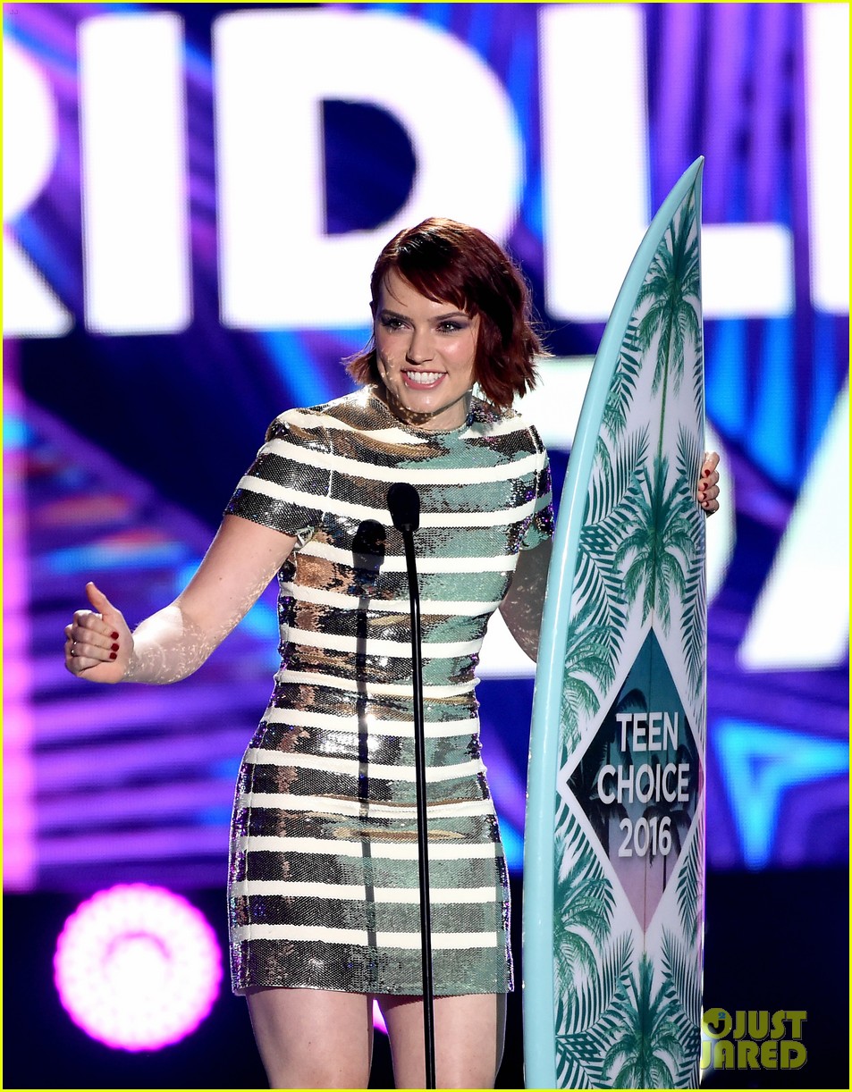 Daisy Ridley Takes Home Breakout Star Award at Teen Choice Awards 2016 ...