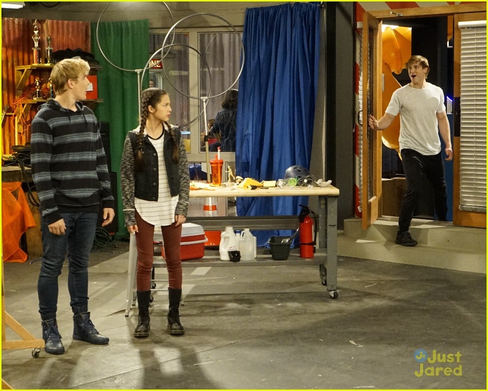 Logan Paul Guest Stars on 'Bizaardvark' With Brother Jake! | Photo ...