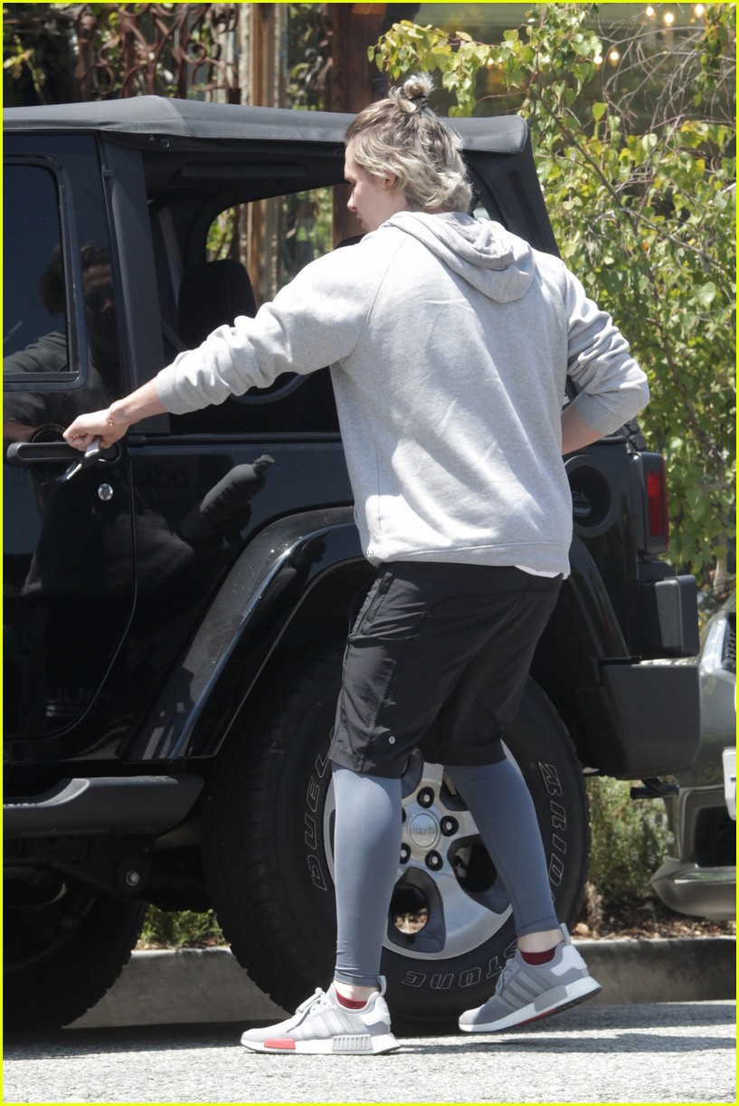 Brooklyn Beckham Shows Off His Toned Abs in Shirtless Gym Photo | Photo ...