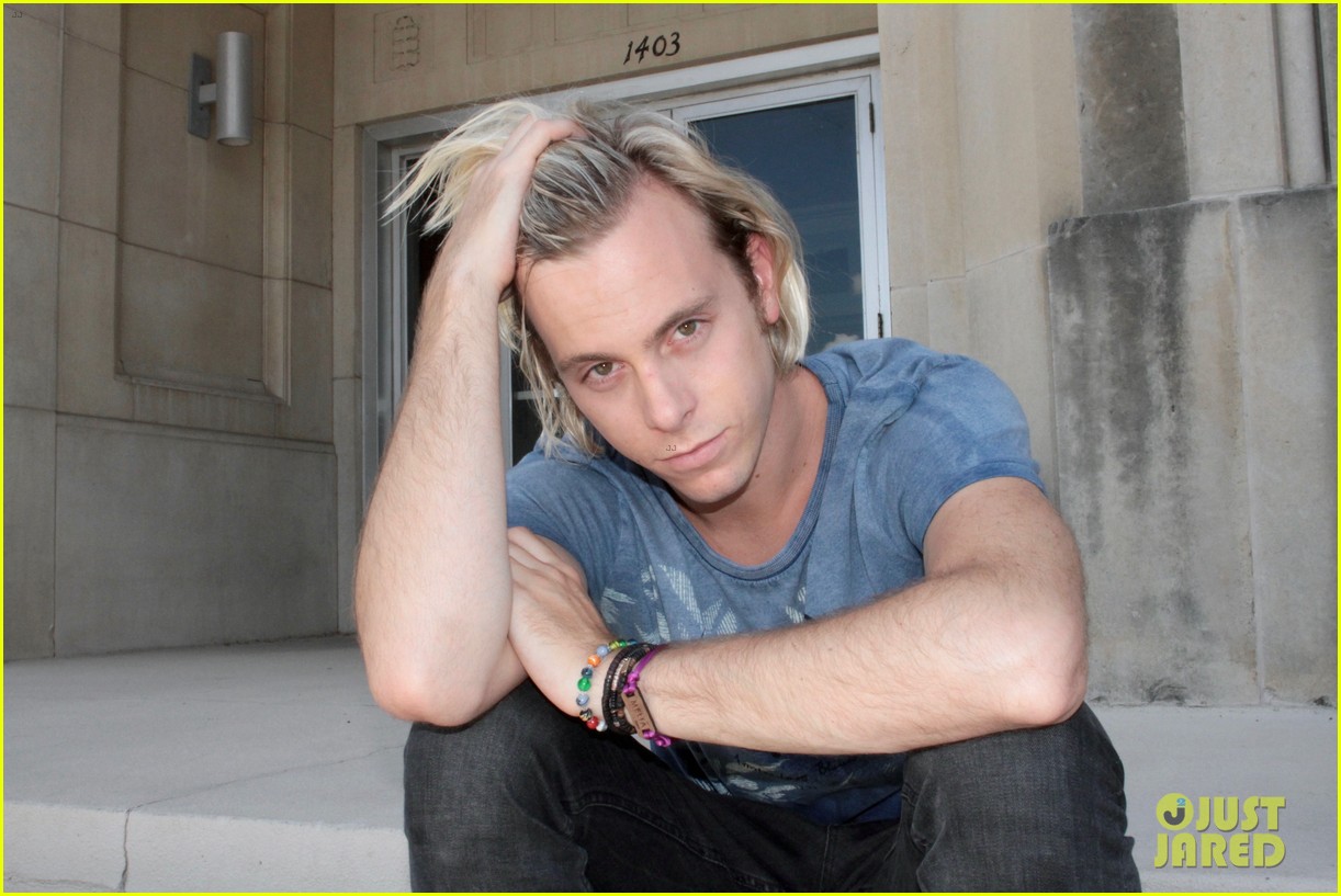 Riker Lynch Goes Shirtless on 'Colossal Youth' Set | Photo 1008108 ...