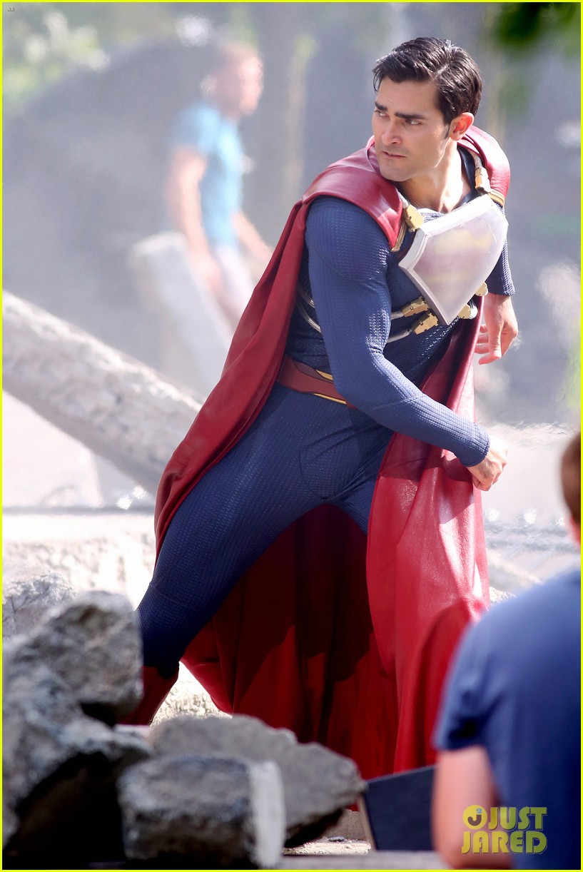 Tyler Hoechlin Fights a Villain as Superman! | Photo 1006247 - Photo ...