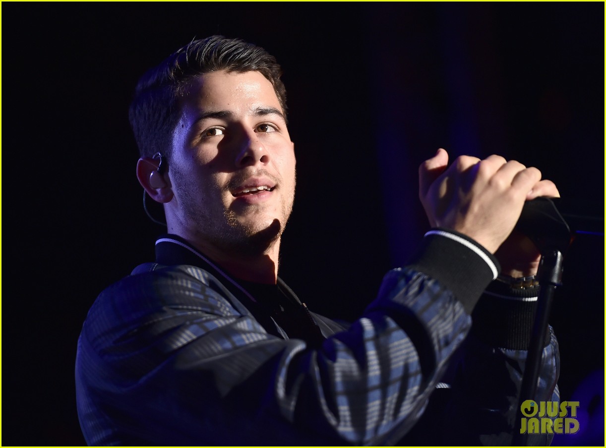 Jake Miller Plays EW's PopFest with Hailee Steinfeld | Photo 1045324 ...