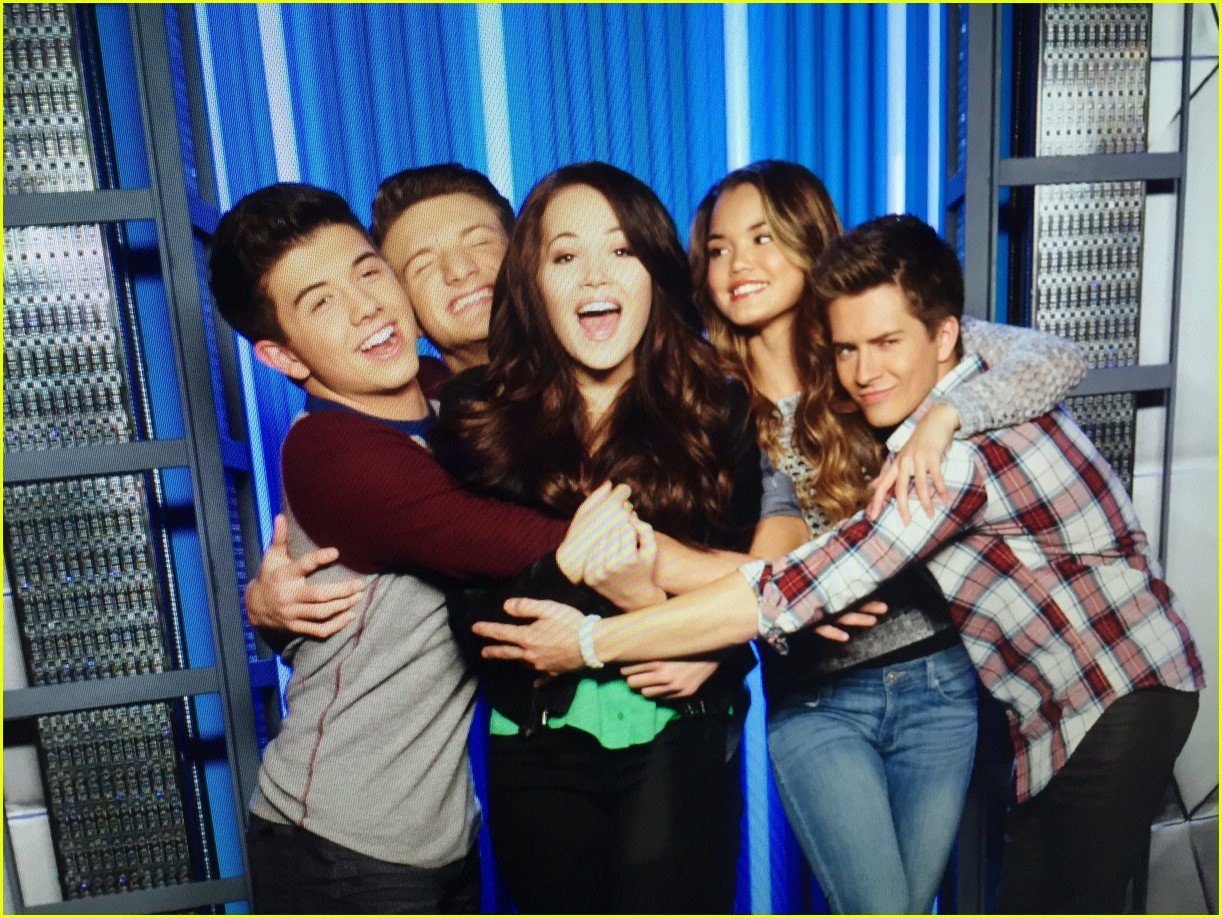 Paris Berelc & Kelli Berglund Share A Ton of BTS Pics From 'Lab Rats ...