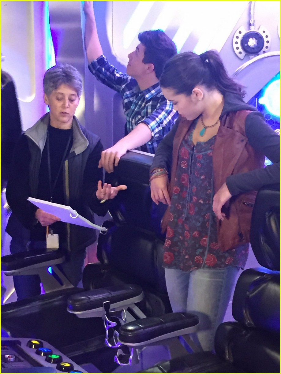 Paris Berelc & Kelli Berglund Share A Ton of BTS Pics From 'Lab Rats ...