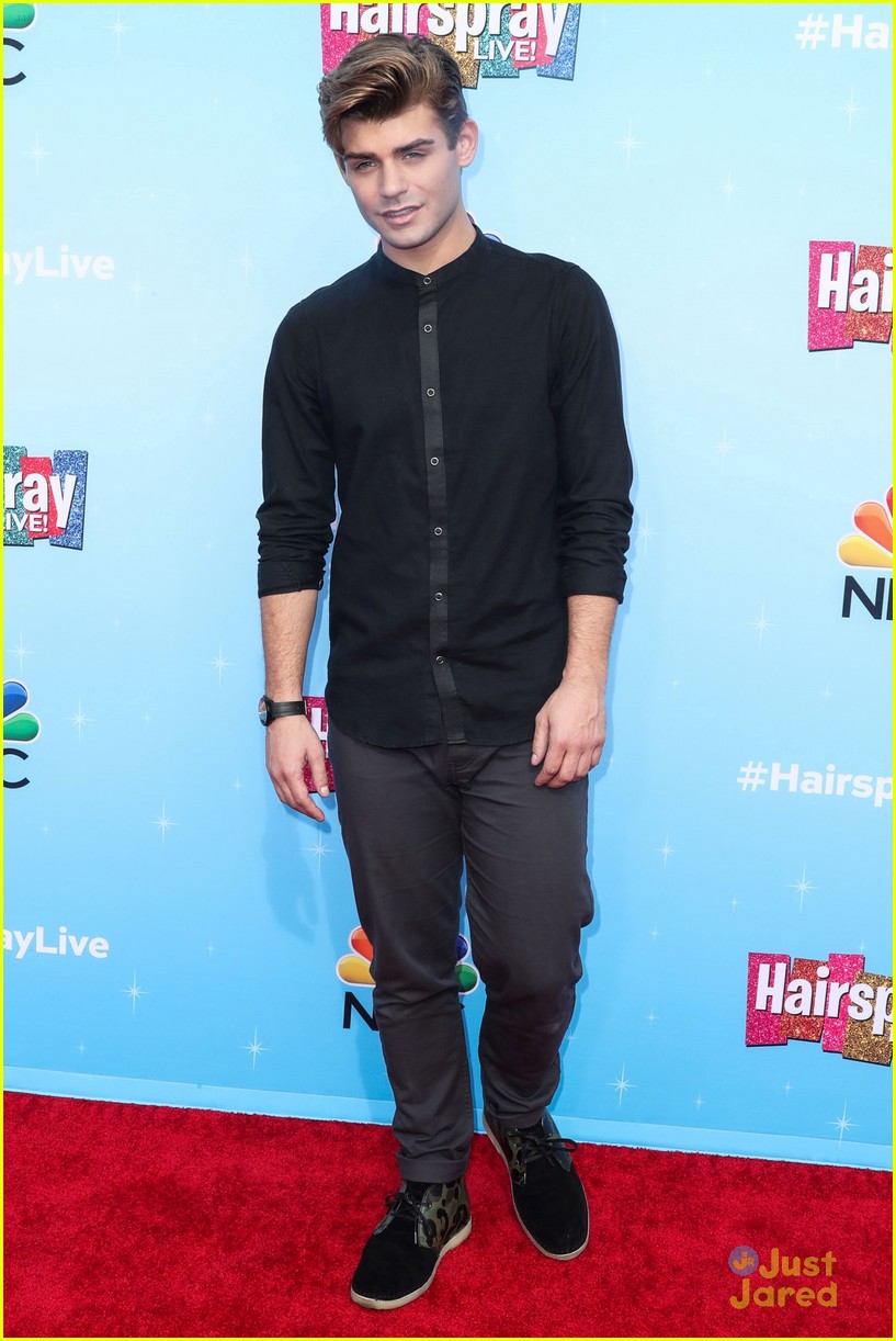 Dove Cameron Gets Kiss from Ariana Grande! | Photo 1050928 - Photo ...