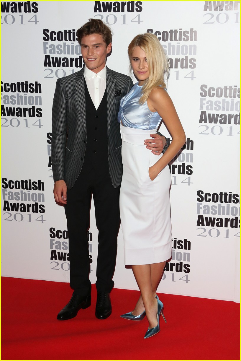 Pixie Lott Engaged to Boyfriend Oliver Cheshire! | Photo 1049670 ...
