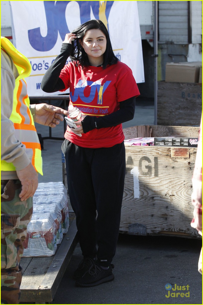 Ariel Winter Gives Back For Holidays at Joy Toy Drive | Photo 1058996 ...