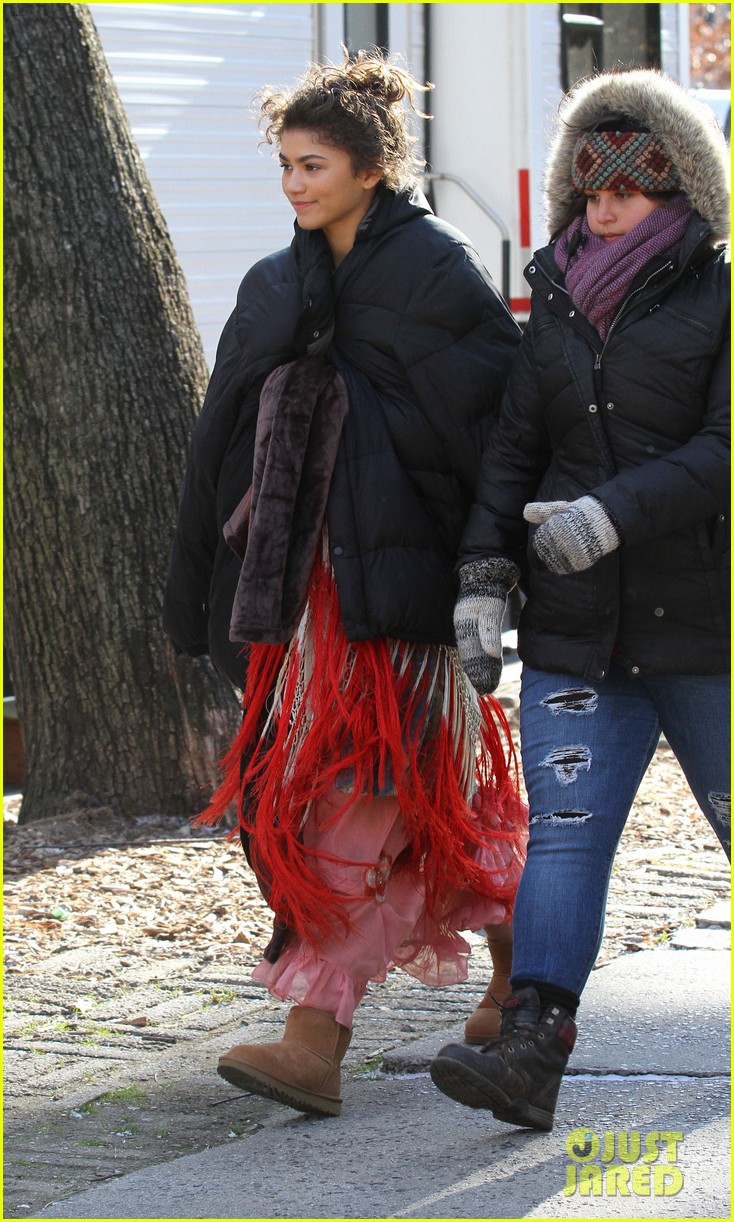 Zendaya Bundles Up in Brooklyn on The Greatest Showman' Set | Photo ...