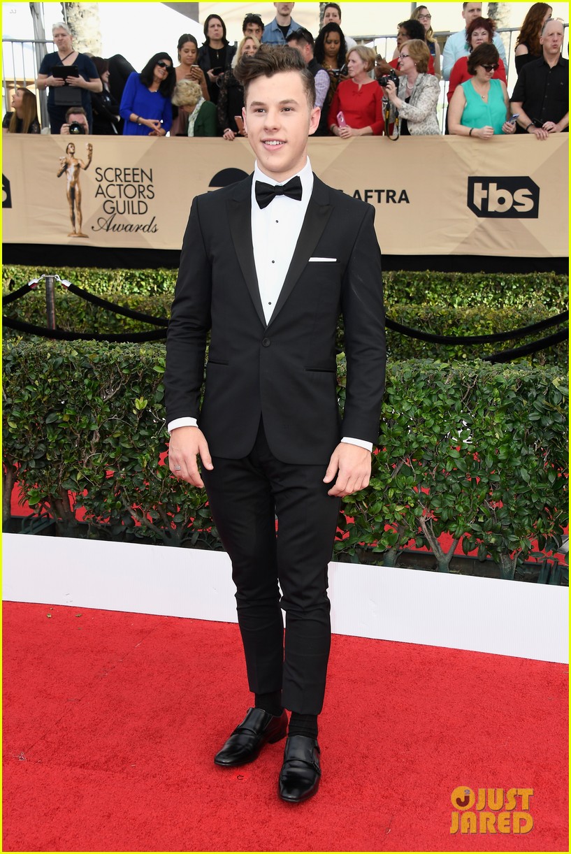 Ariel Winter Kisses Boyfriend Levi Meaden at SAG Awards 2017! | Photo 1065715 - Photo Gallery ...