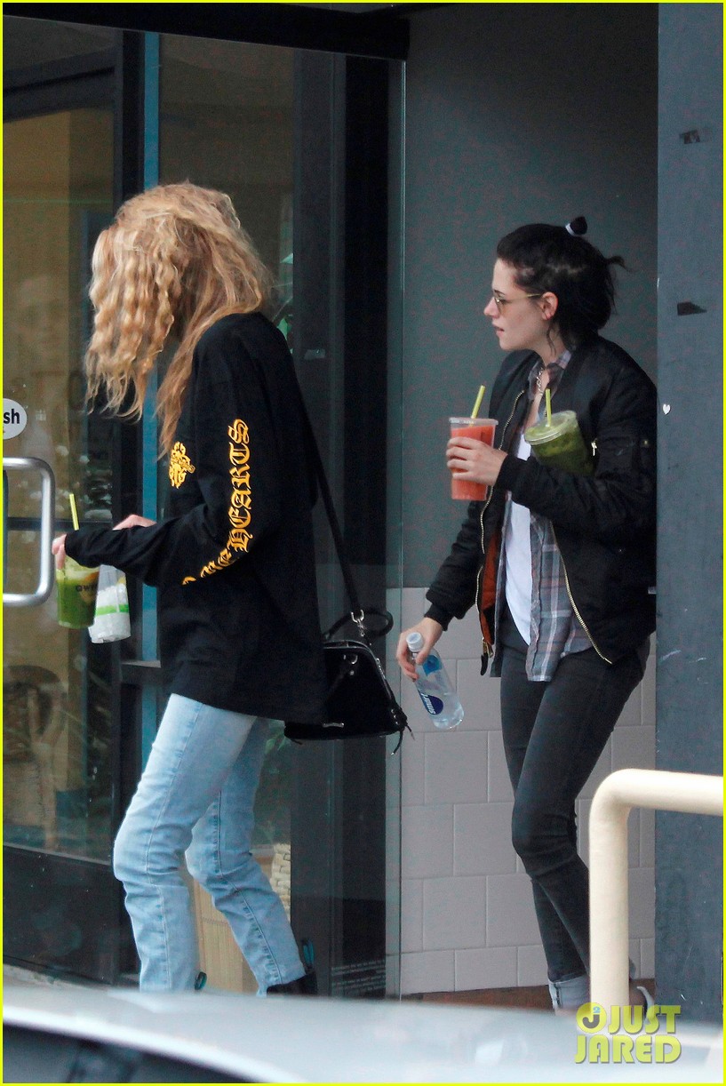 Kristen Stewart & Girlfriend Stella Maxwell Enjoy Smoothie Date ...
