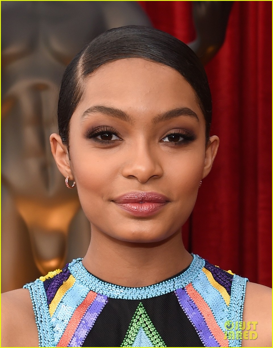 Yara Shahidi Twirls Around In Gorgeous Dress at SAG Awards 2017 | Photo ...