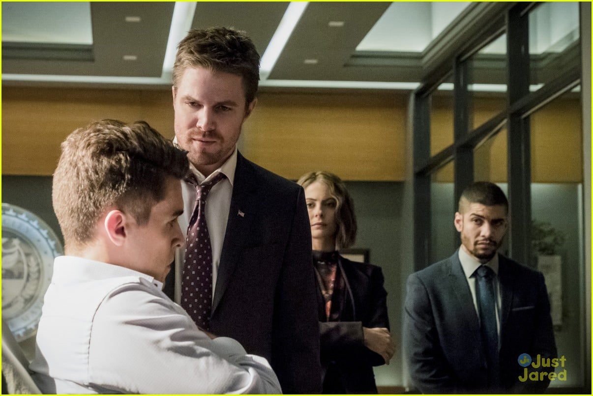 'Arrow' Tackles Gun Violence on Tonight's Episode - Sneak Peek! | Photo ...
