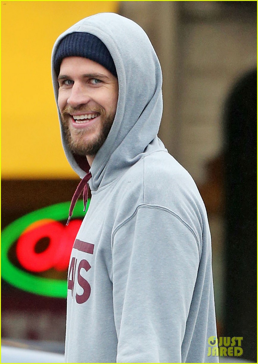 Liam Hemsworth Flashes a Smile During His Smoothie Run | Photo 1066828 ...