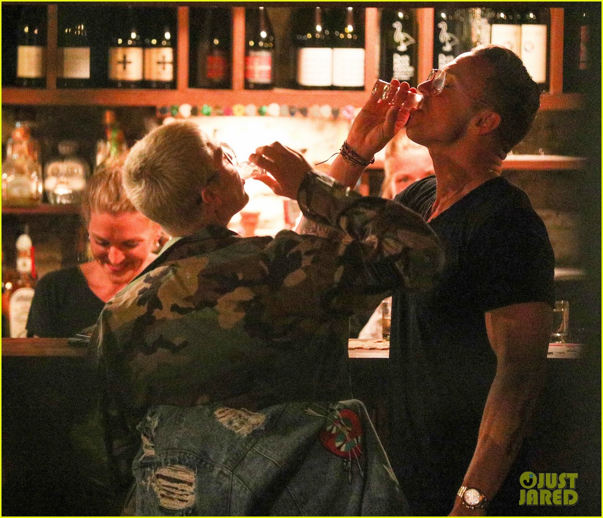 Justin Bieber Shares a Dance With Older Woman at New Zeland Bar | Photo 1076728 - Photo Gallery ...