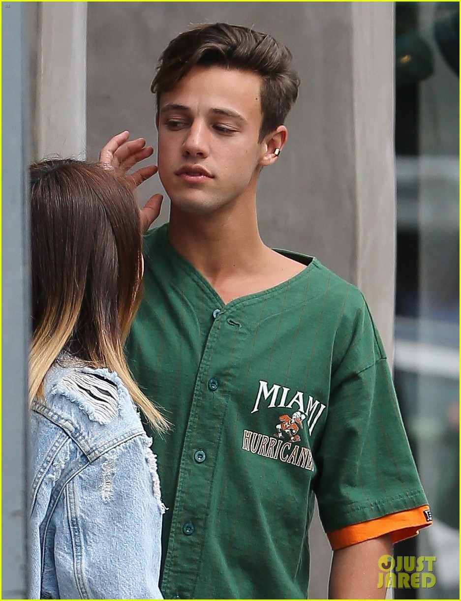 Cameron Dallas & Hailey Baldwin Grab Lunch Together, Greet Fans After ...