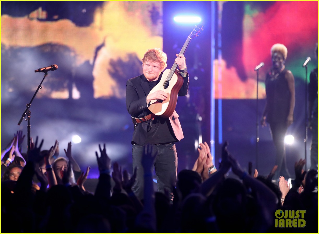 Ed Sheeran Performs 'Shape of You' & 'Castle on the Hill' at ...
