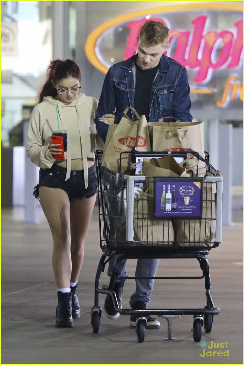 Ariel Winter & Boyfriend Levi Meaden Are One Domesticated Duo! | Photo ...