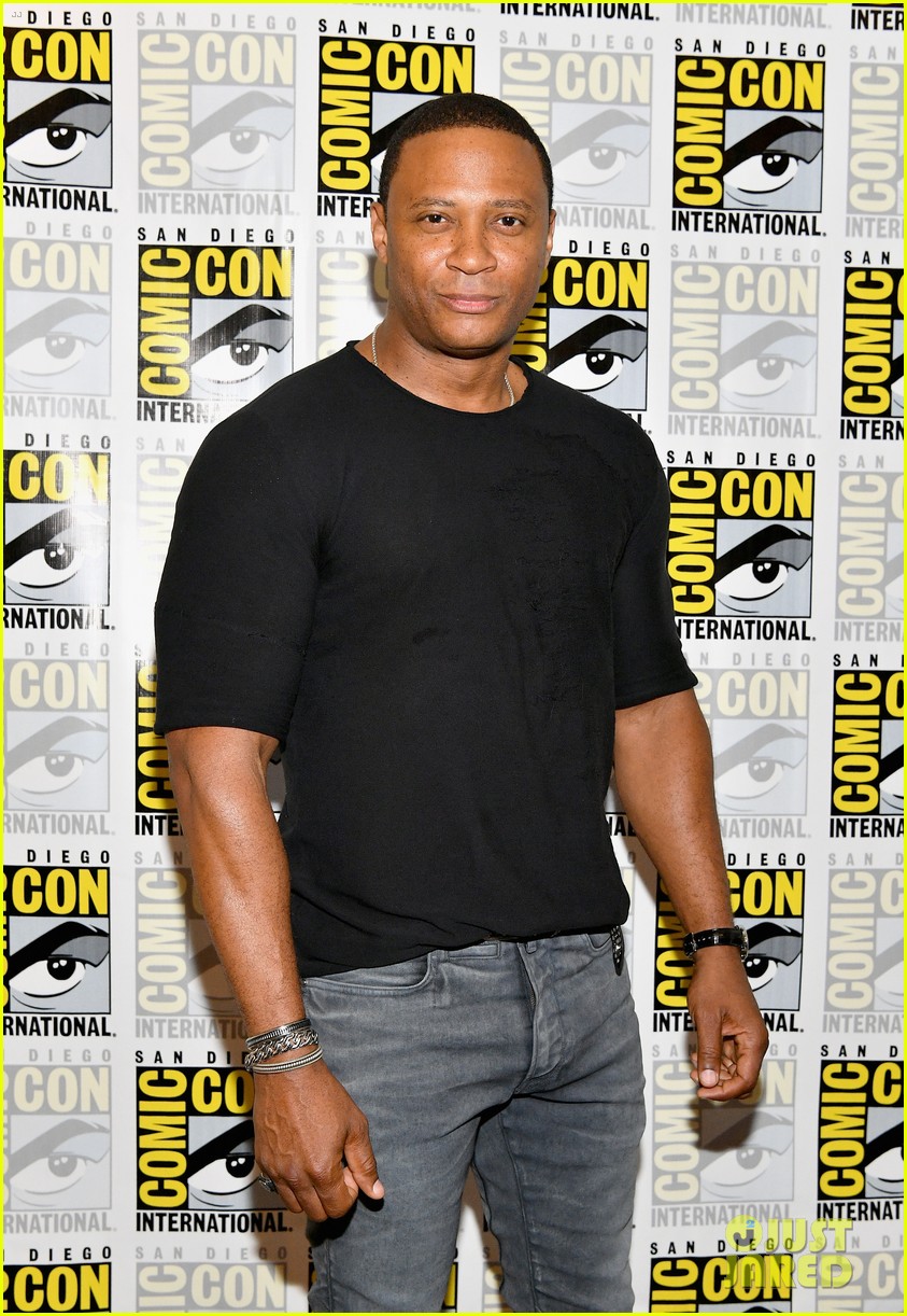 Stephen Amell & the 'Arrow' Cast Share a Preview of Season 6 - Watch ...