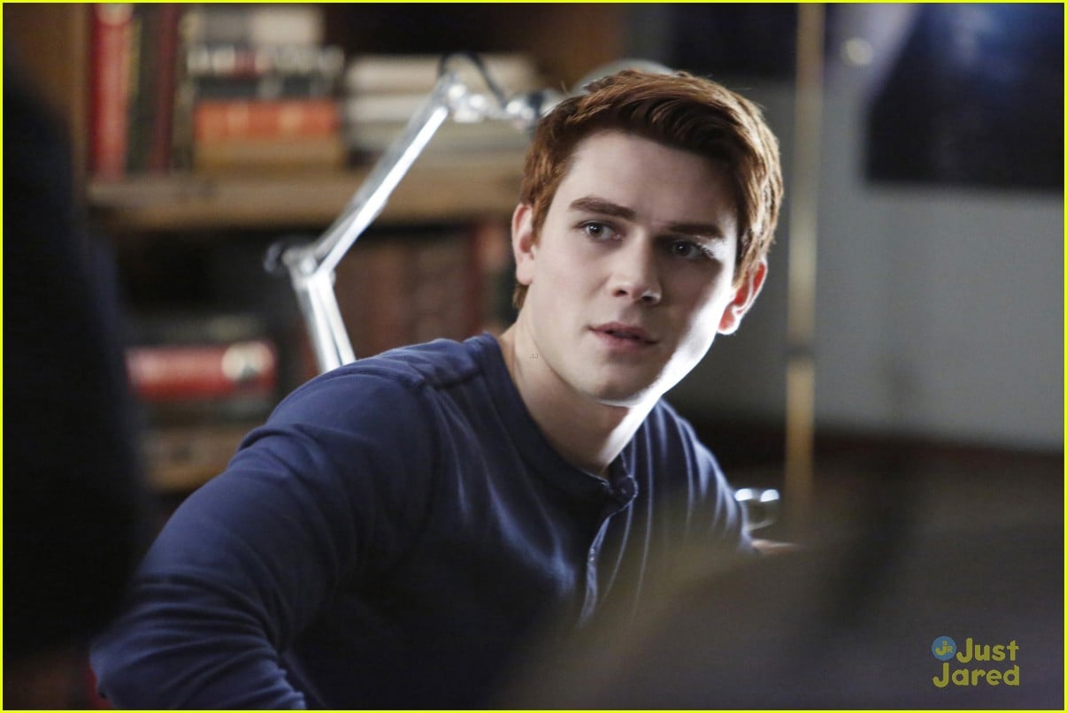 Riverdale's Veronica & Archie Are Dealing With A Lot Together, KJ Apa ...