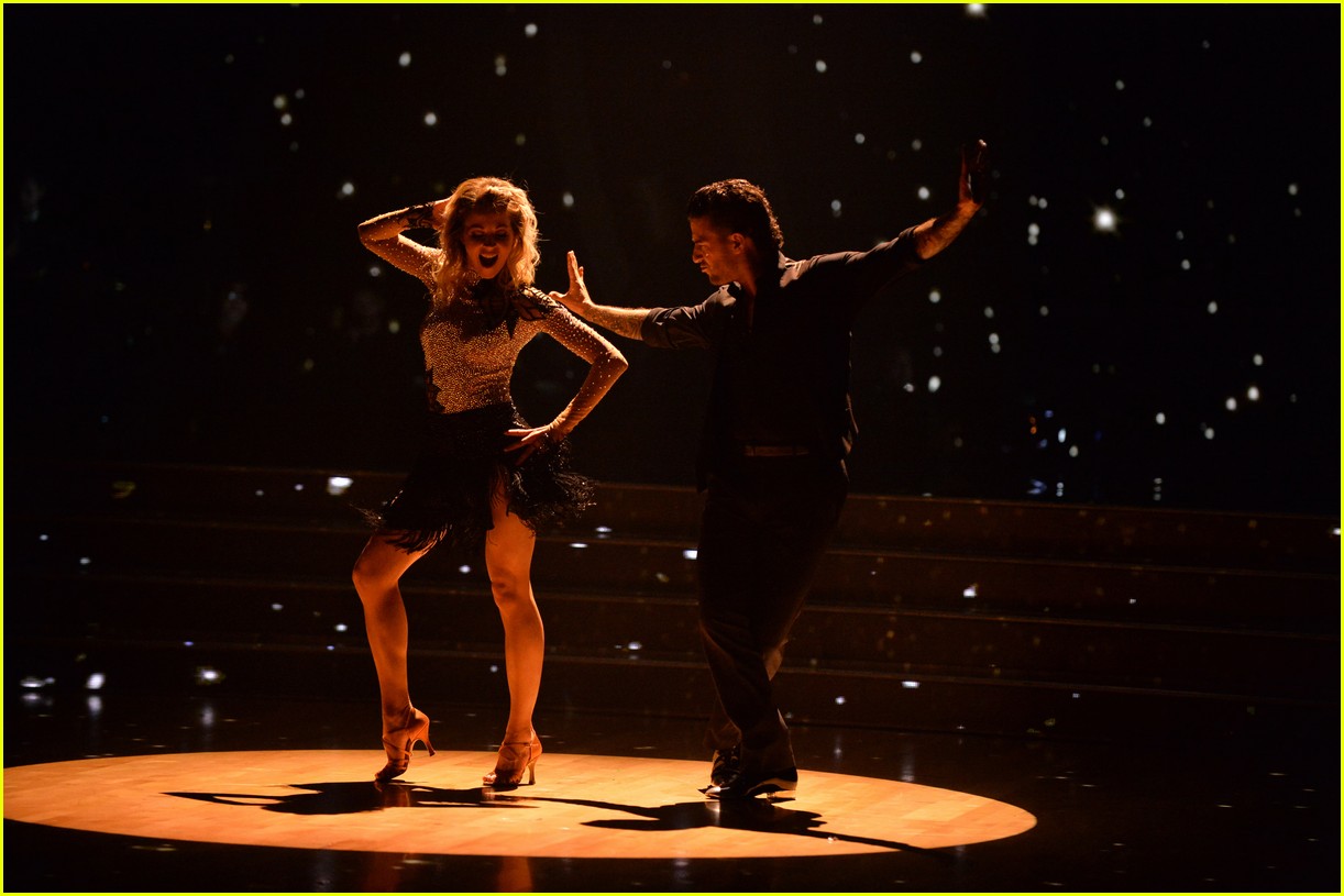 Lindsey Stirling Injures Ribs, May Jeopardize 'DWTS' Season (Report ...