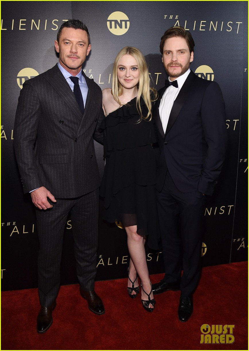 Dakota Fanning Goes Pretty in Black for 'The Alienist' Premiere in NYC ...