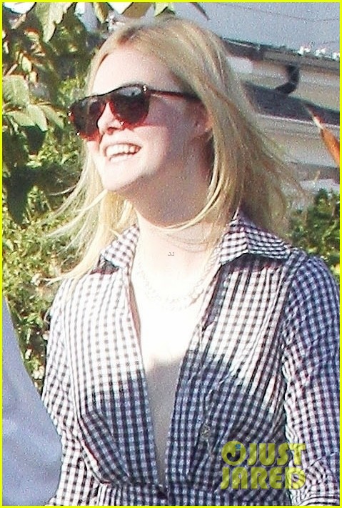 Dakota Fanning & Boyfriend Henry Frye Hold Hands on Lunch Date! | Photo ...