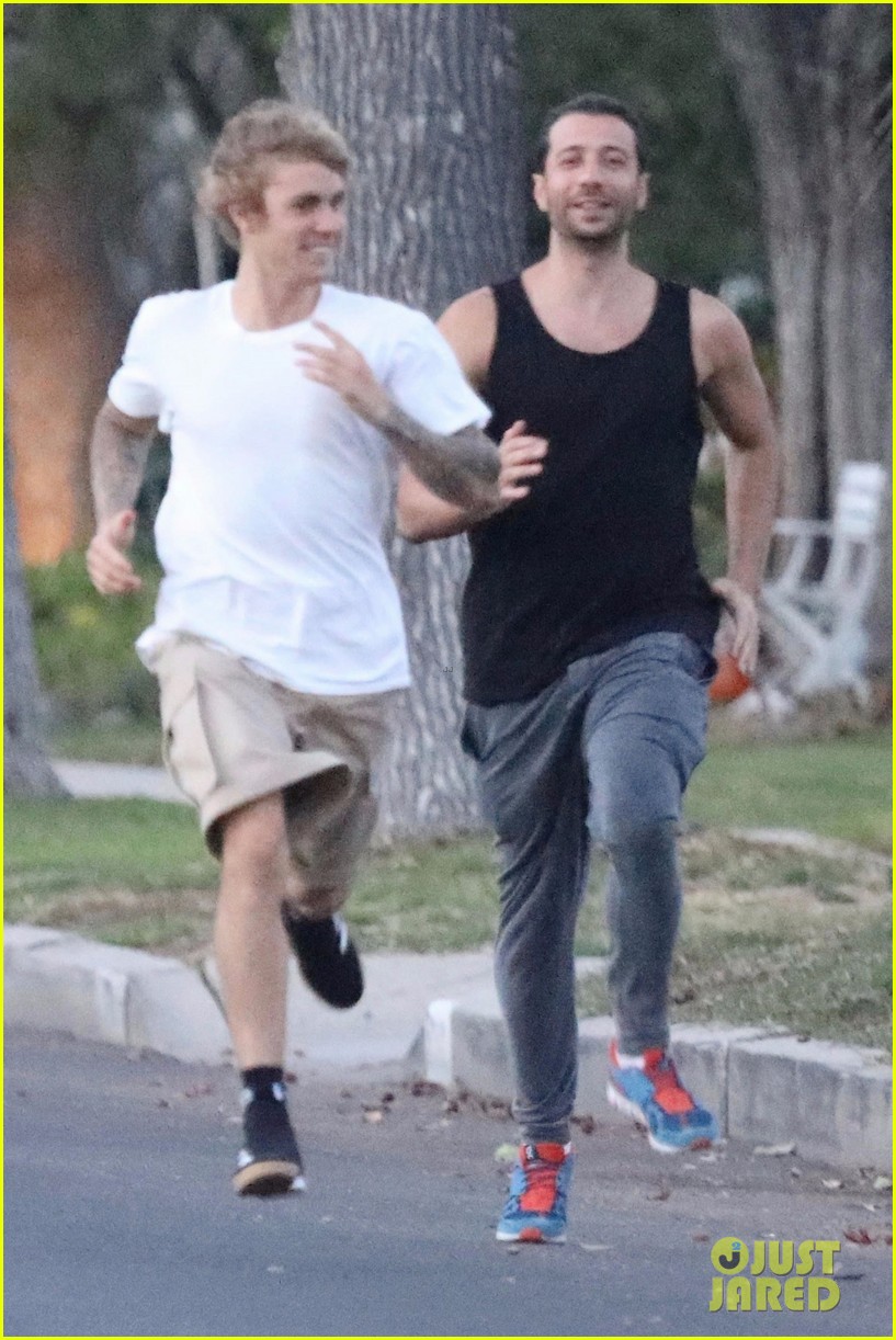 Justin Bieber Shows Off His Athletic Skills in the Street! | Photo ...