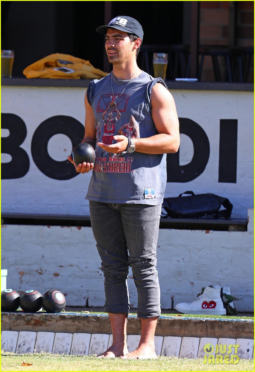 Nick Jonas Shows Off Massive Biceps in Australia! | Photo 1143095 ...